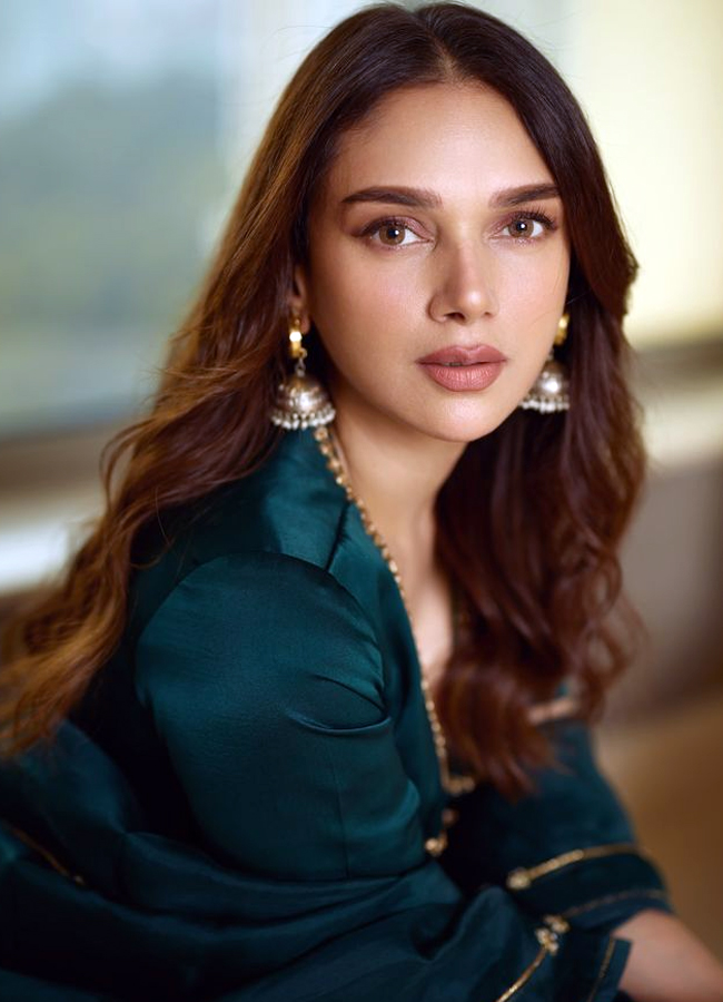 పెళ్లి తర్వాత మరింత గ్లామర్‌గా కనిపిస్తోన్న సిద్ధార్థ్ సతీమణి.. ఫోటోలు | Siddharth's wife adithi ...